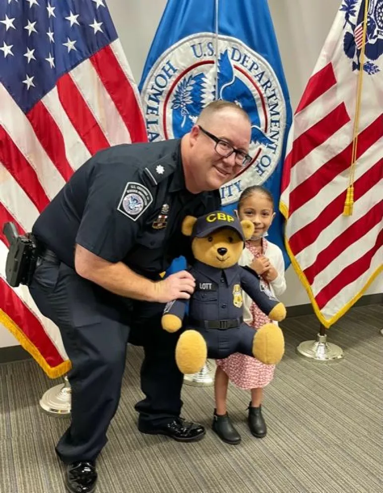 Así fue como el oficial Lott le salvó la vida a Alexa, cuando su mamá ...